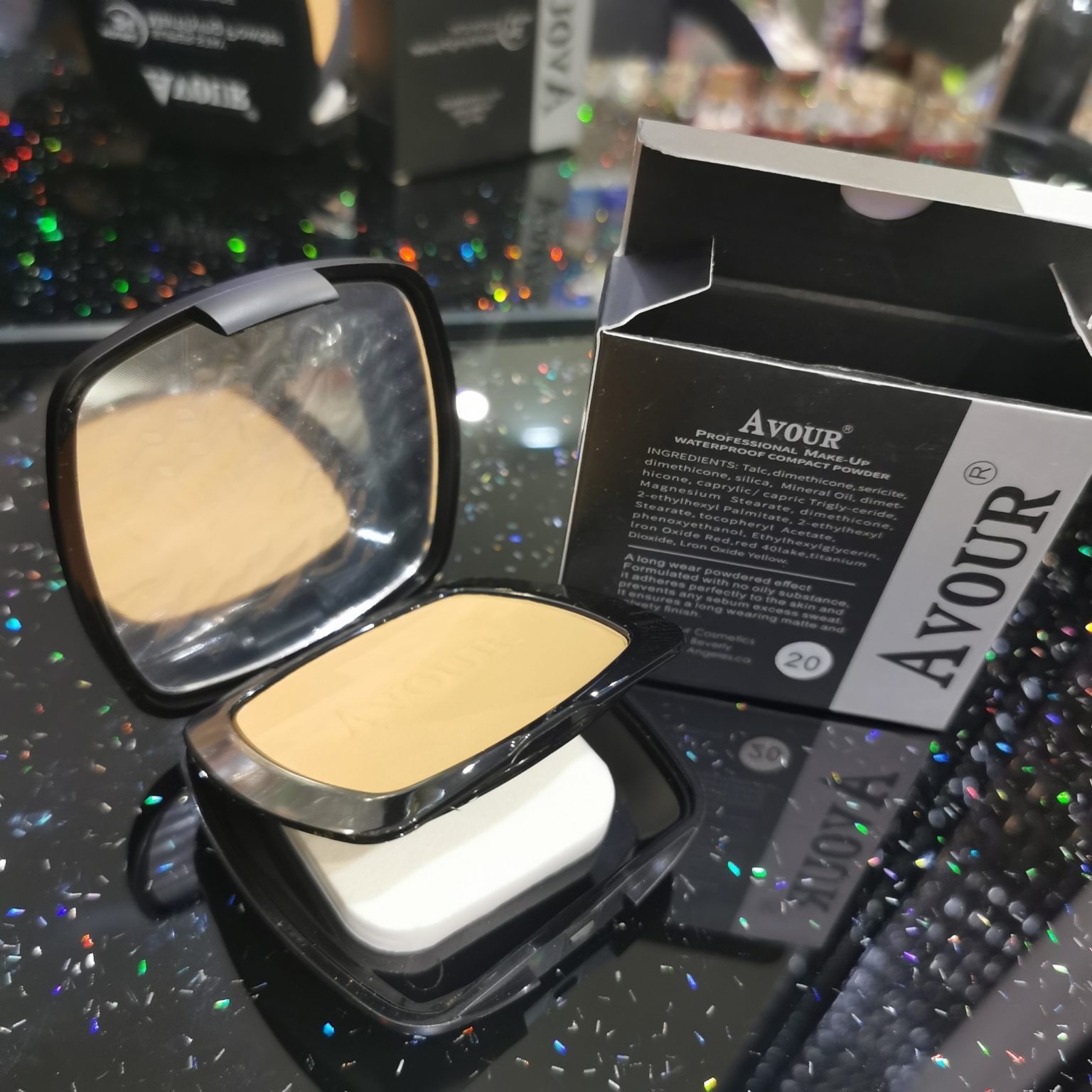 Poudre compacte AVOUR.Poudre matifiante,waterproof.Existe:10-20-25-30 ...